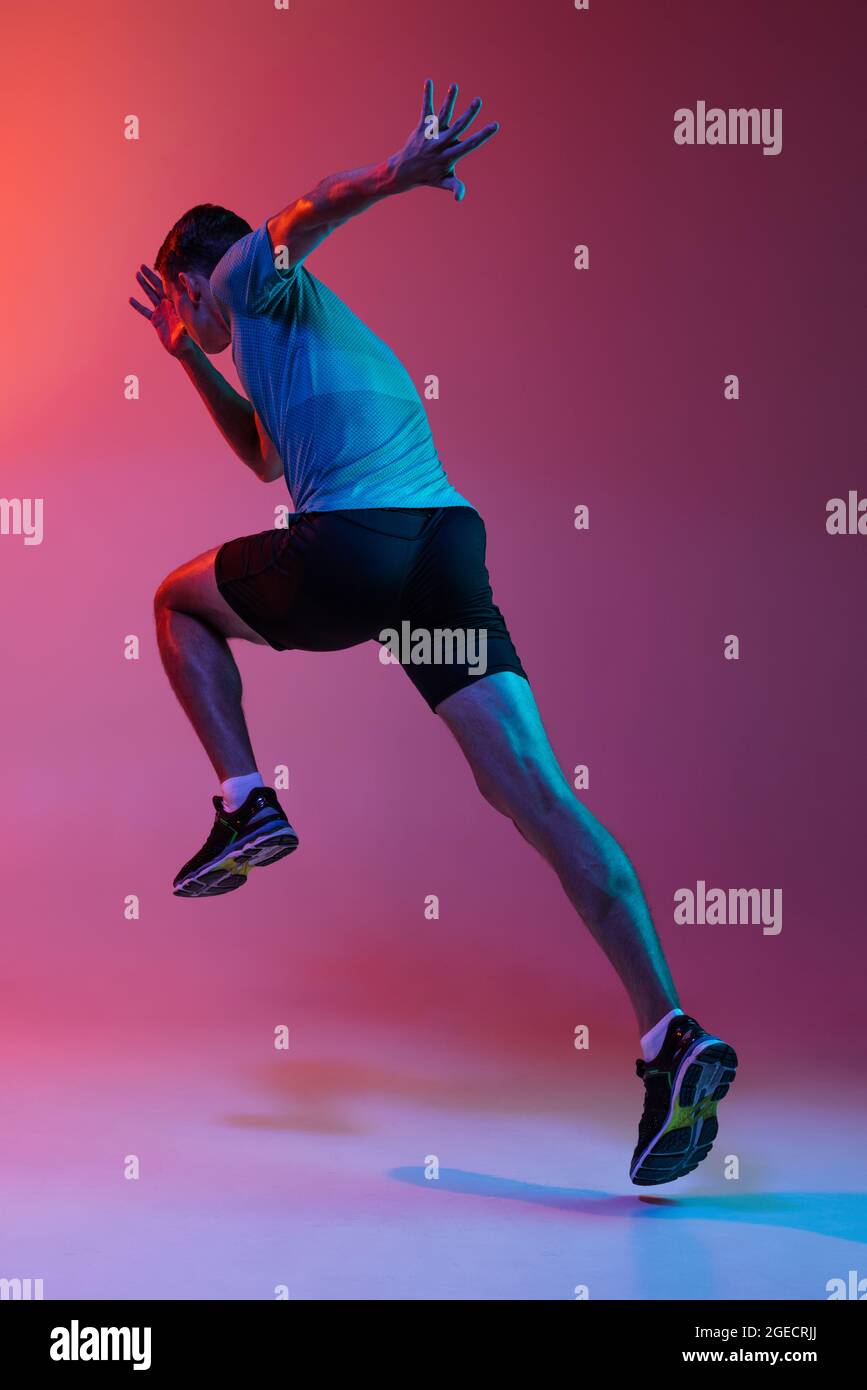 Portrat of Caucasian professional male athlete, runner training ...