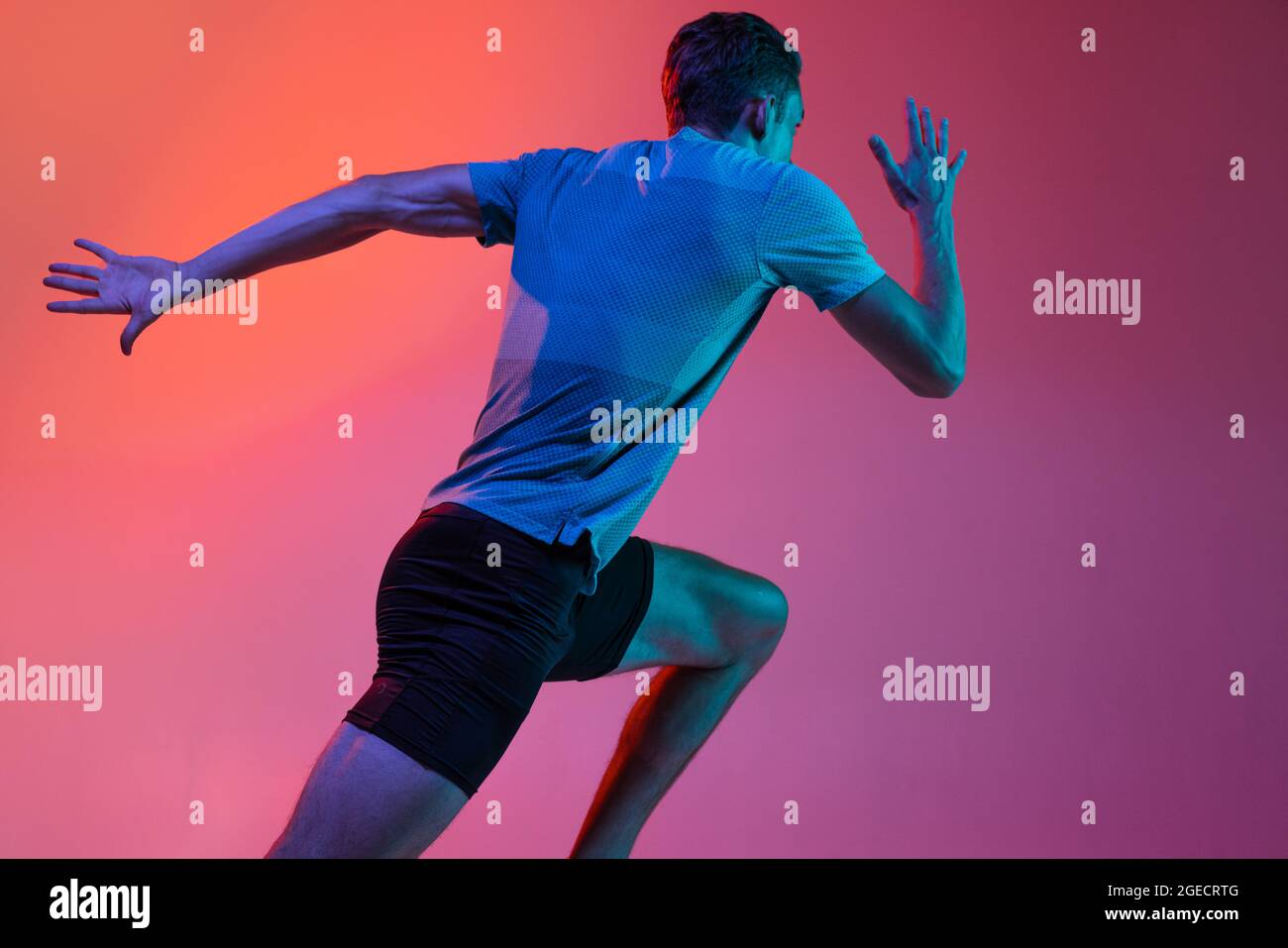 Portrat of Caucasian professional male athlete, runner training ...