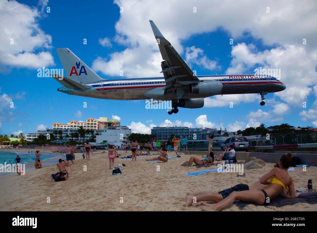 very emotional low landing of plane over Maho beach, Saint Martin ...