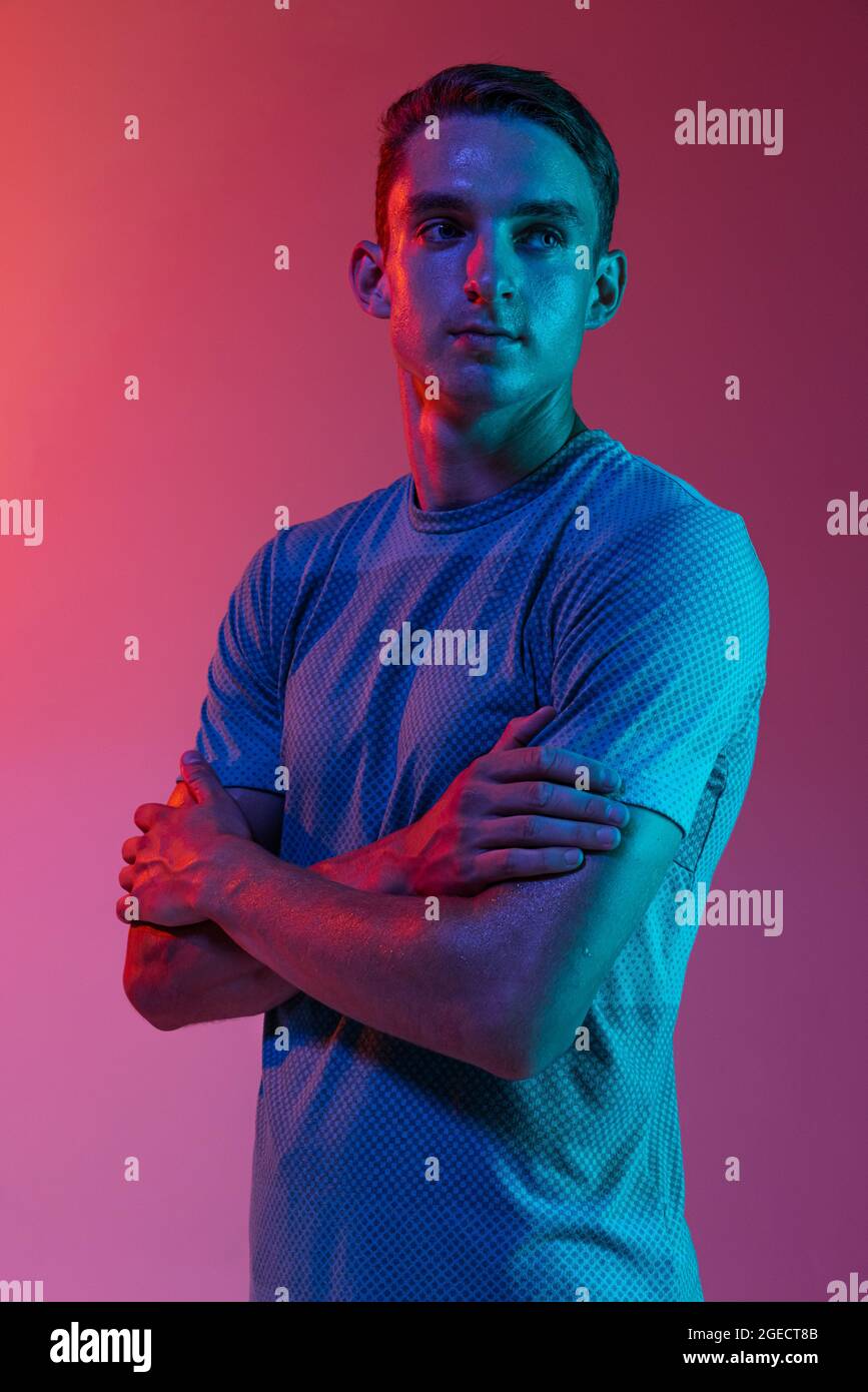 Portrat of Caucasian young sportive man in sportswear standing isolated ...
