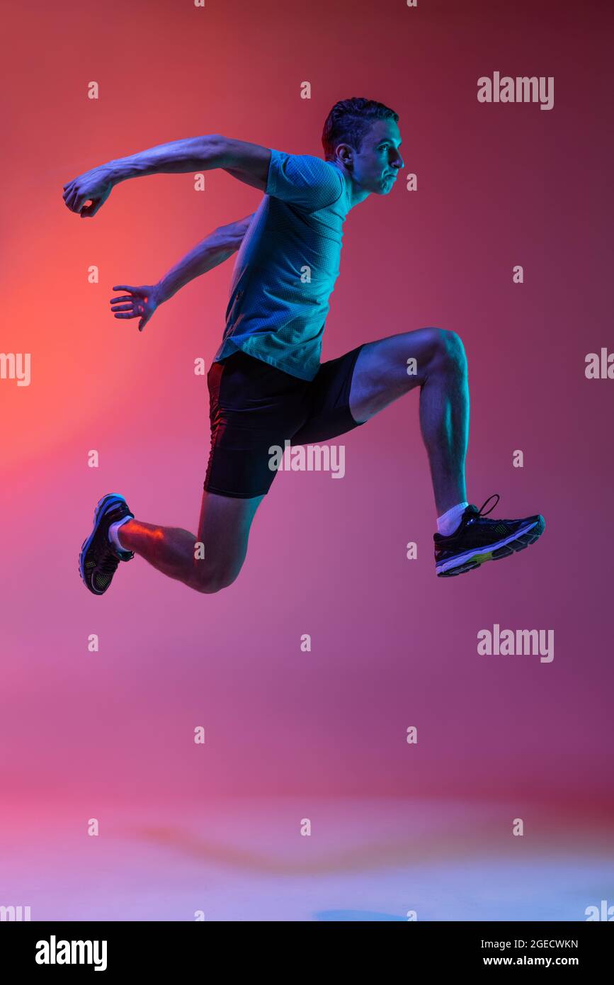 Portrat of Caucasian professional male athlete, runner training ...