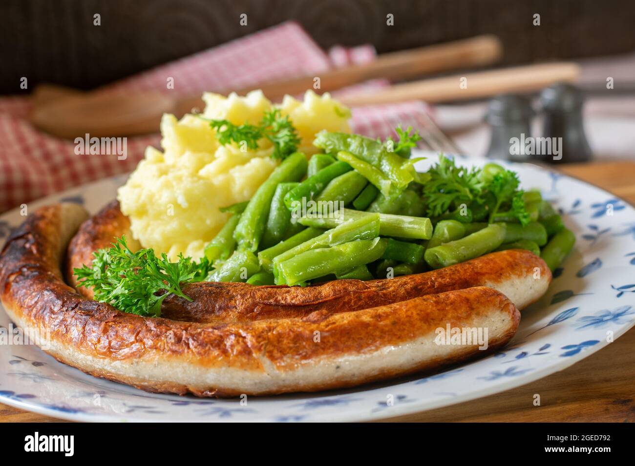 German thuringian bratwurst with mashed potatoes and vegetables Stock ...