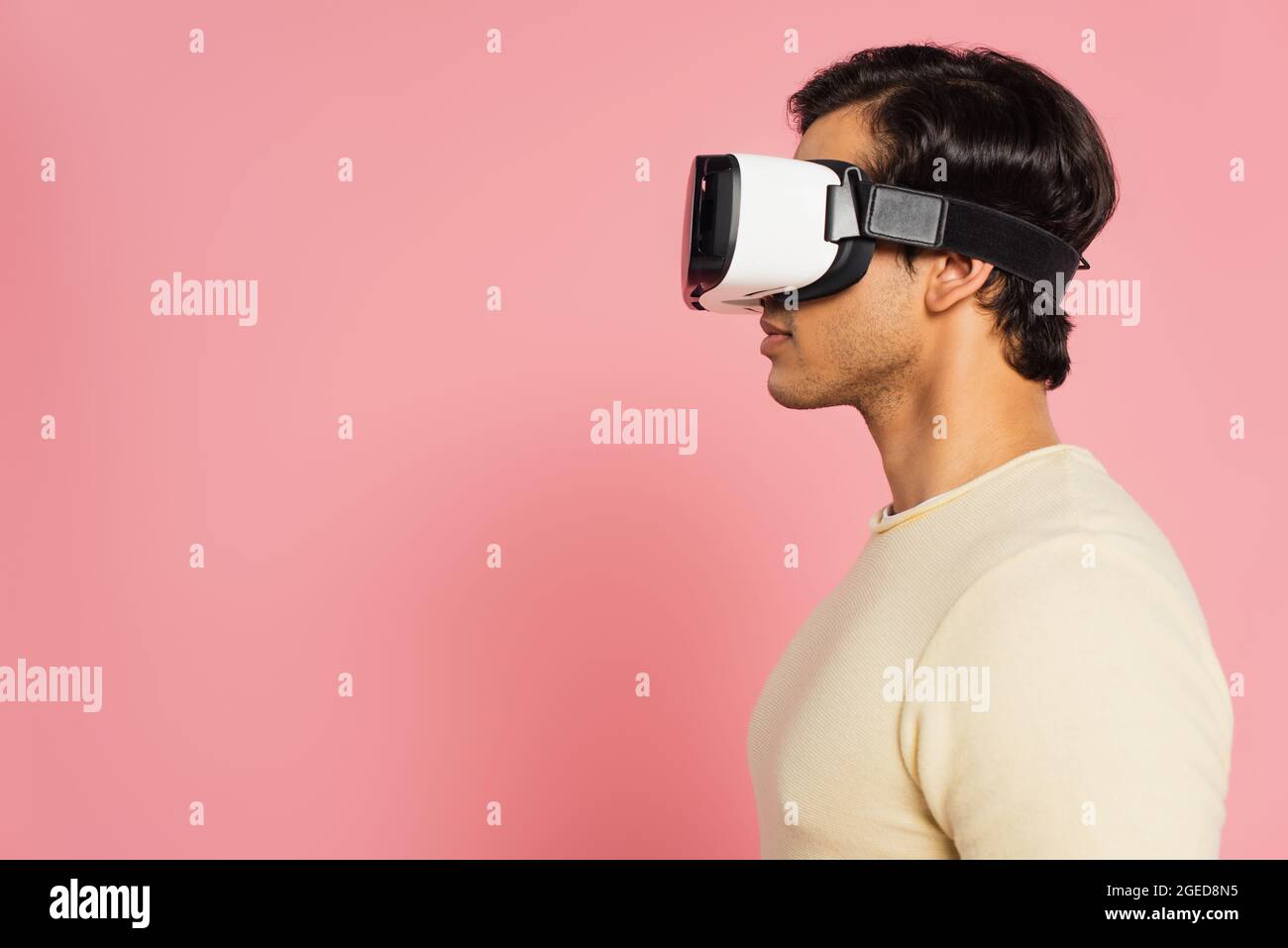 side view of young man in vr headset isolated on pink Stock Photo - Alamy