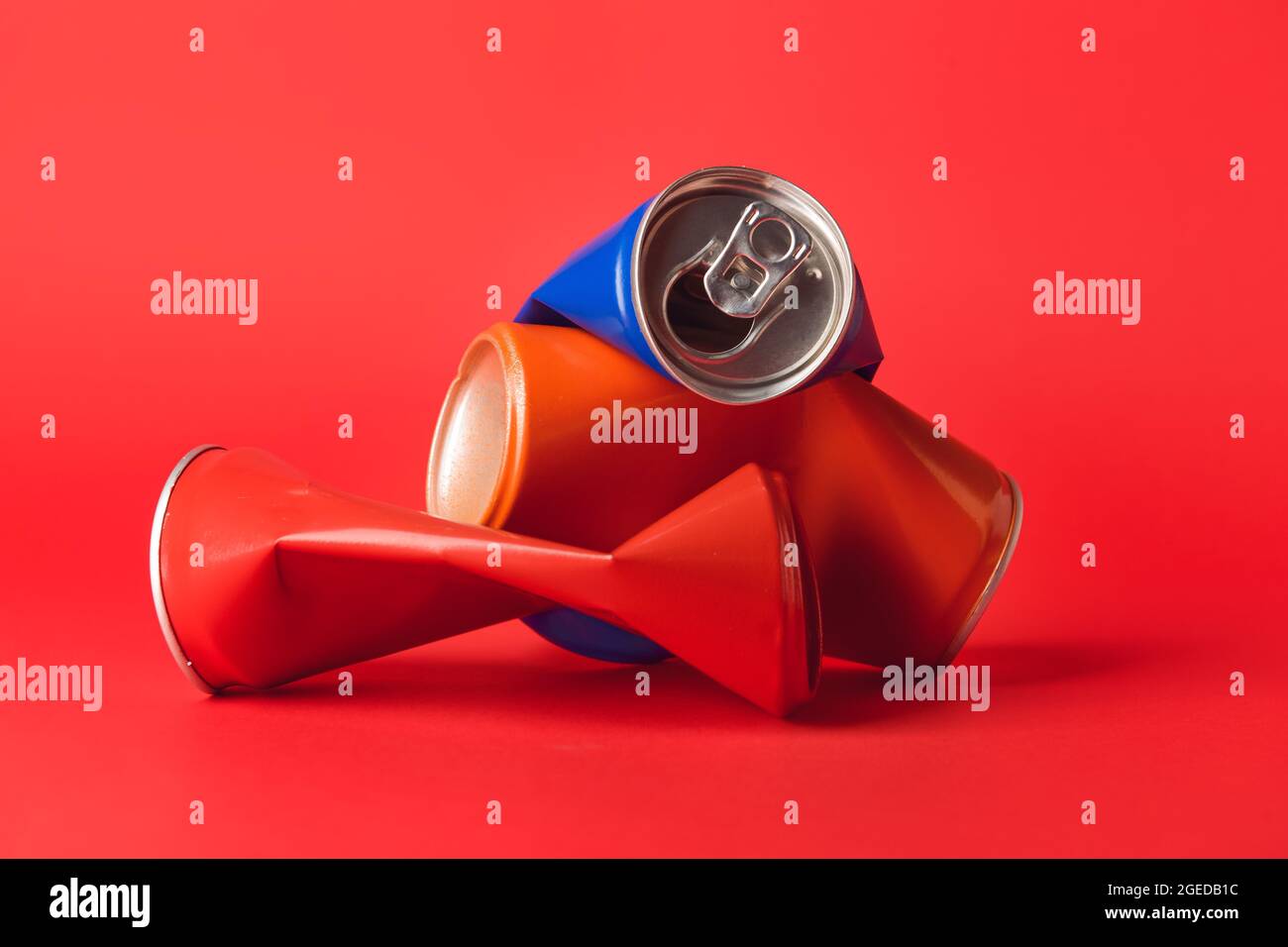 Crumpled cans of soda on color background Stock Photo - Alamy