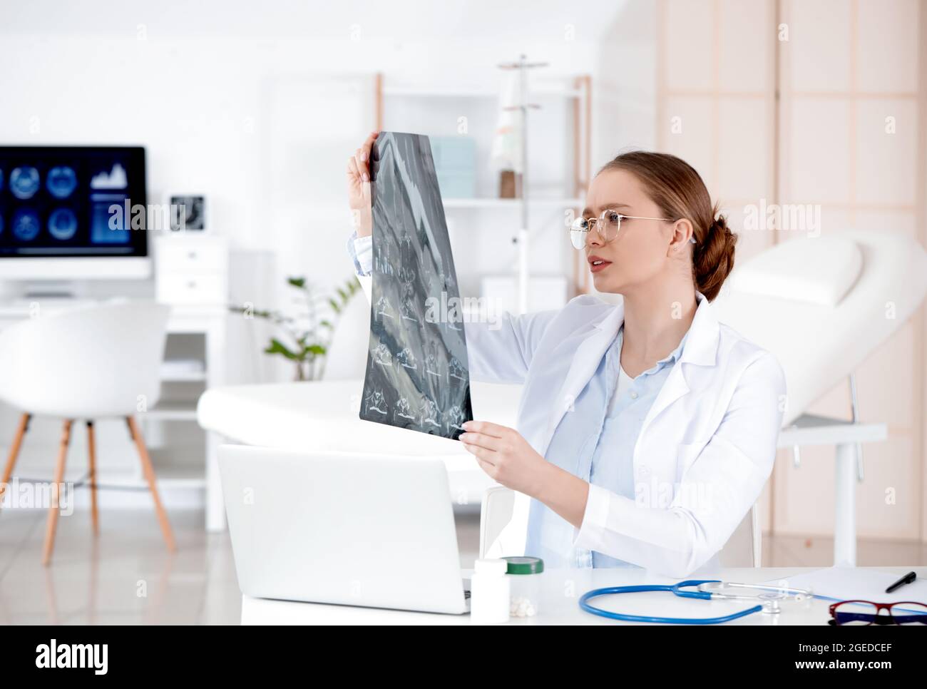 Female doctor with x-ray scan in clinic Stock Photo - Alamy
