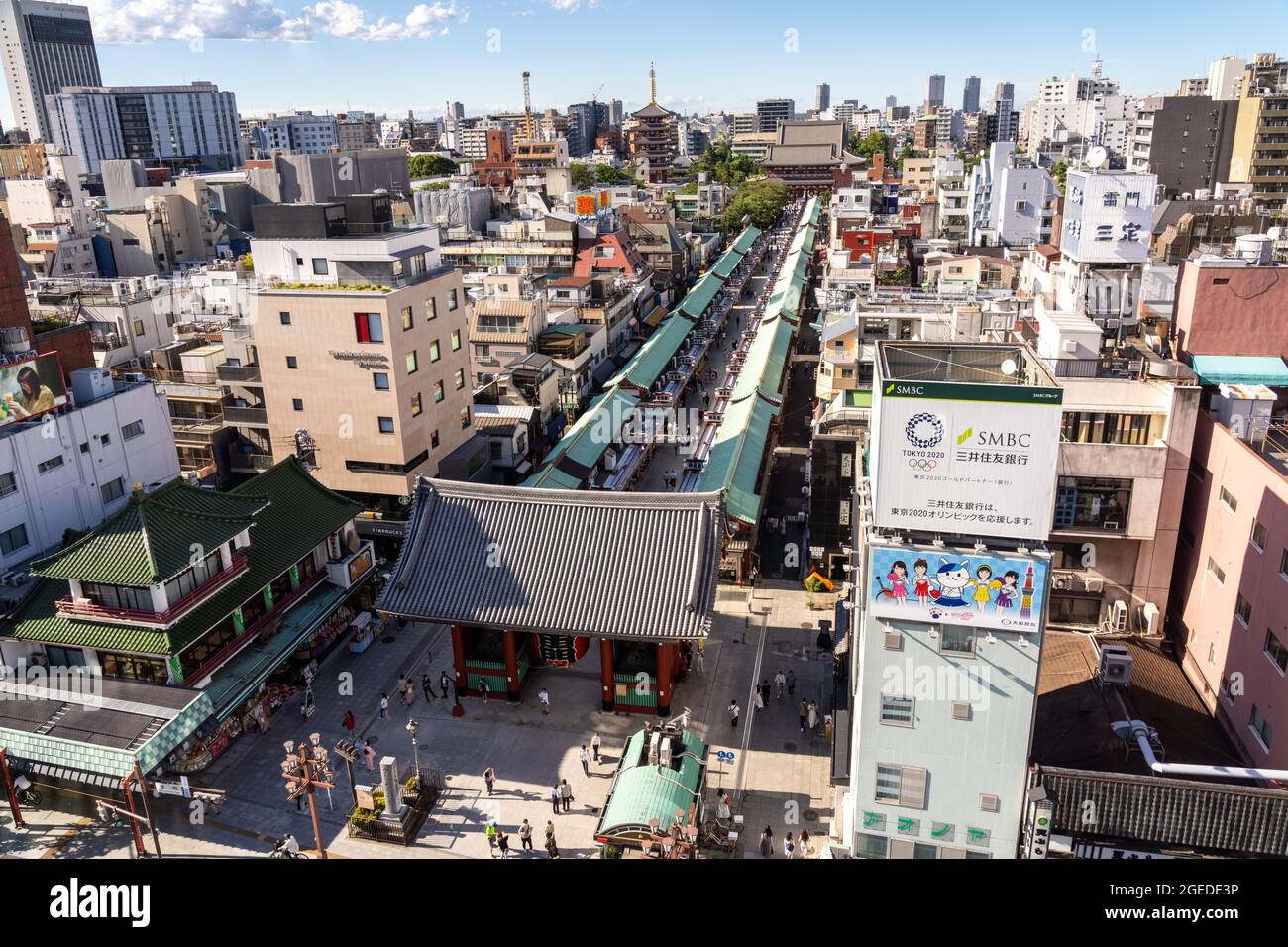 The Sensoji Buddhist temple, Thunder Gate, Nakamise dori shopping ...