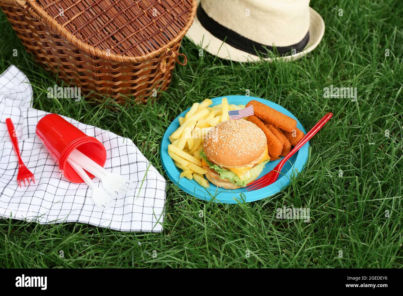 Traditional American food with picnic basket on grass in park Stock ...