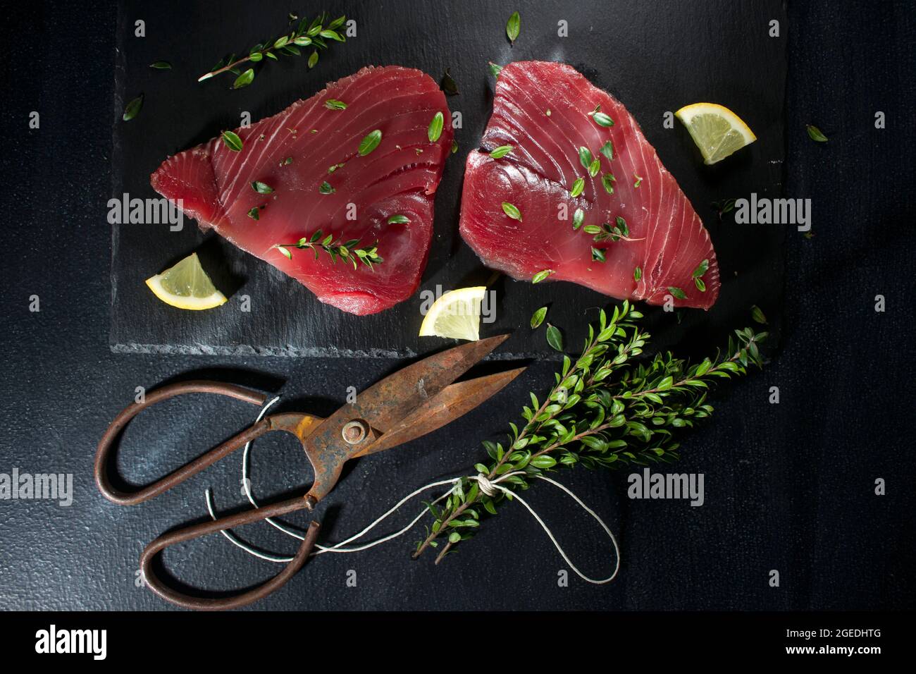 Presentation of a portion of fresh tuna in slices Stock Photo - Alamy