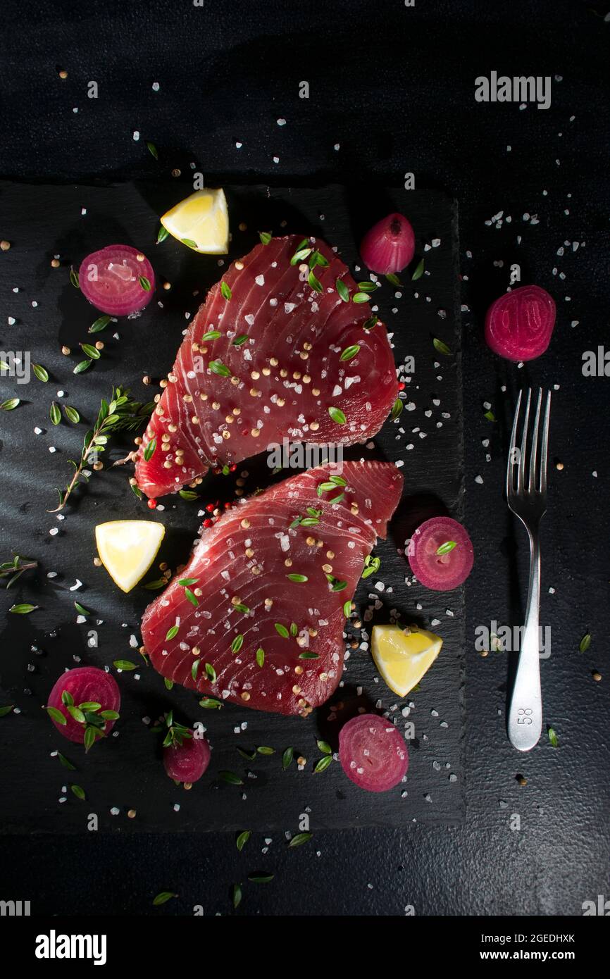 Presentation of a portion of fresh tuna in slices Stock Photo - Alamy