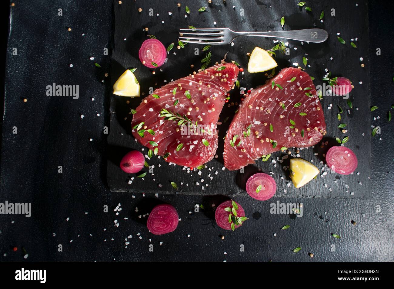 Presentation of a portion of fresh tuna in slices Stock Photo - Alamy