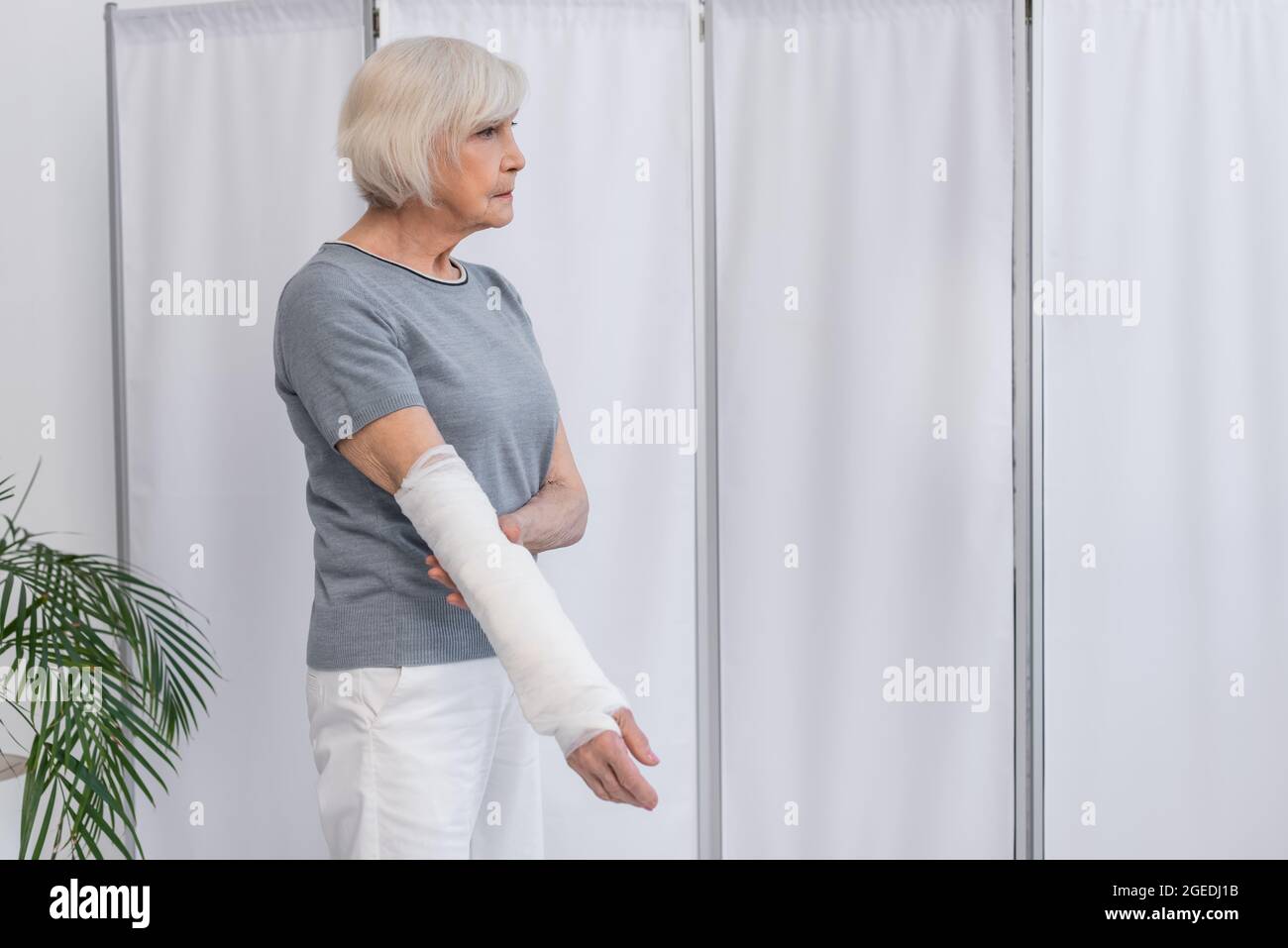 Woman broken arm standing hi-res stock photography and images - Alamy