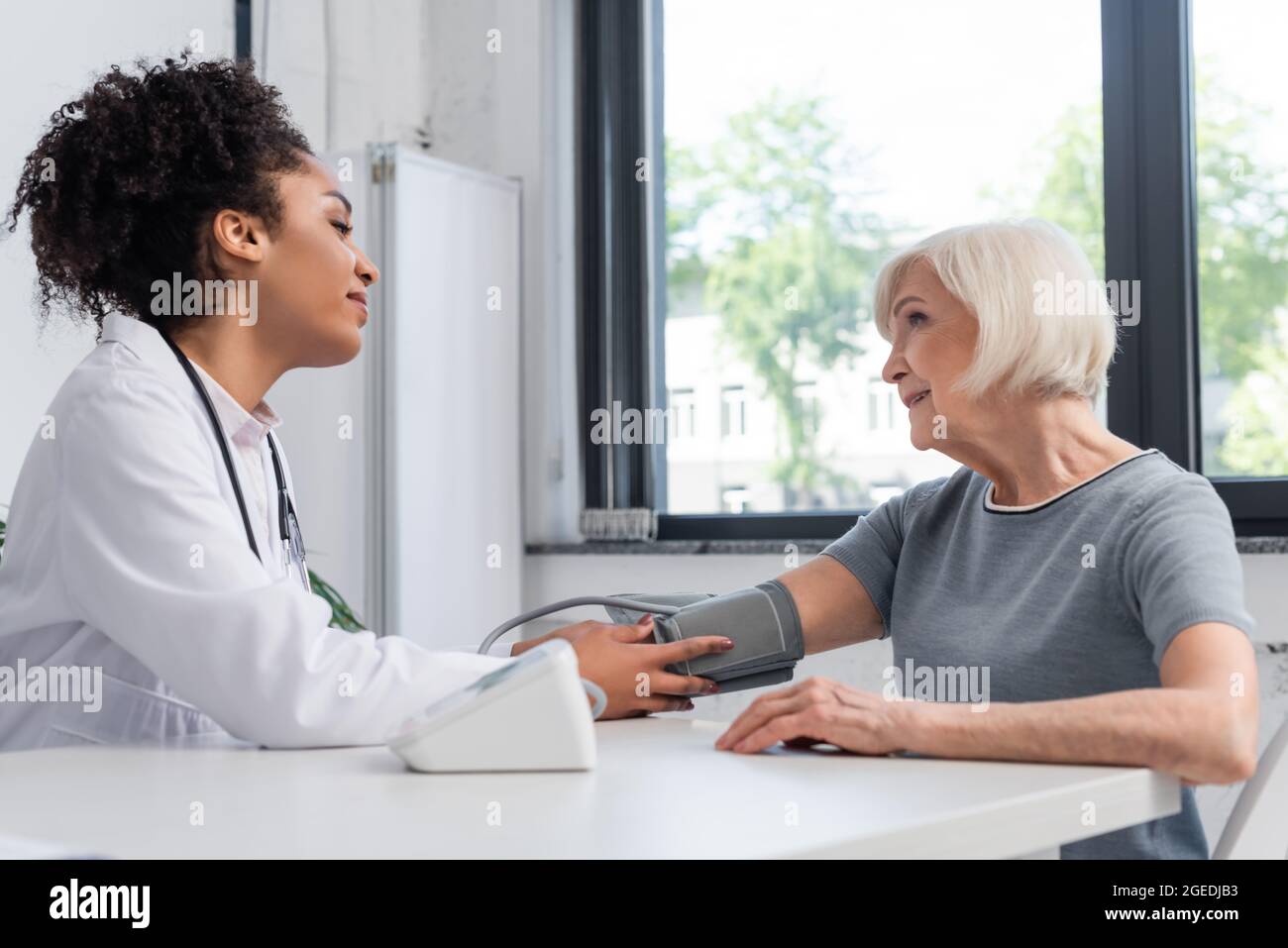 Side profile smiling doctor hi-res stock photography and images - Alamy