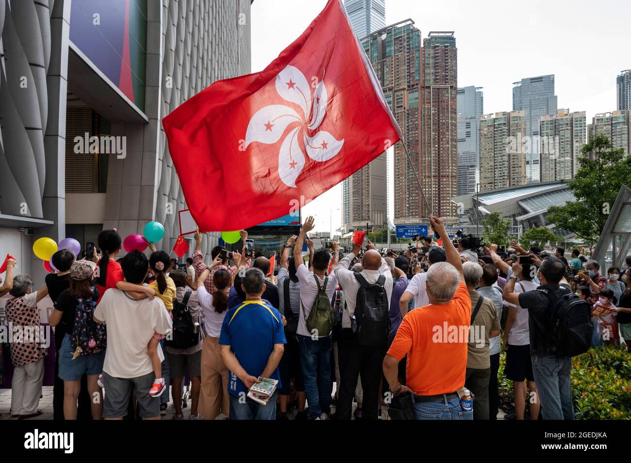 Hong Kong, China. 19th Aug, 2021. A crowd receive the participants of ...