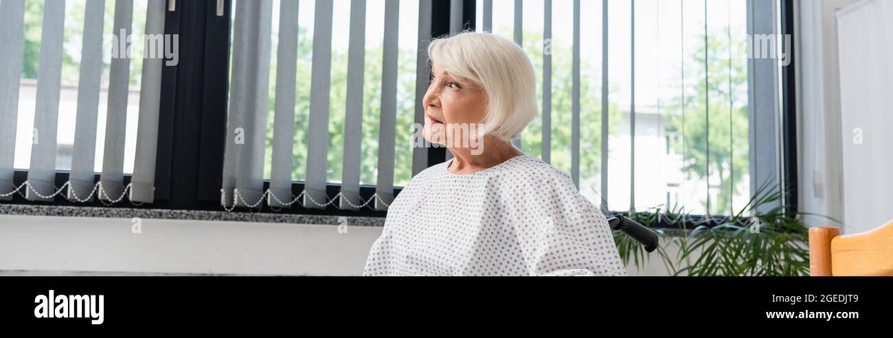 Hospital elderly blur hi-res stock photography and images - Alamy