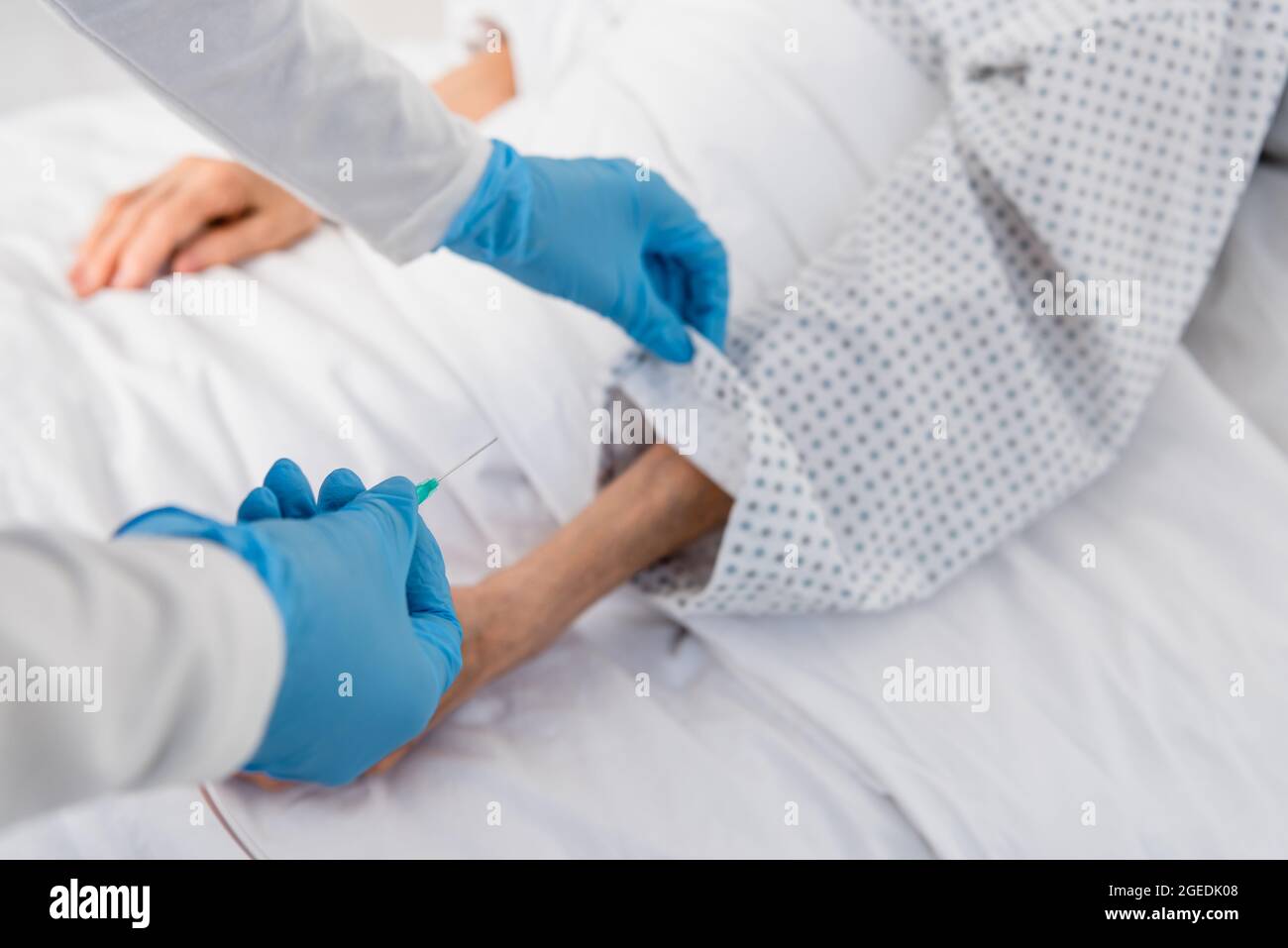 Nurse holding needle hi-res stock photography and images - Alamy