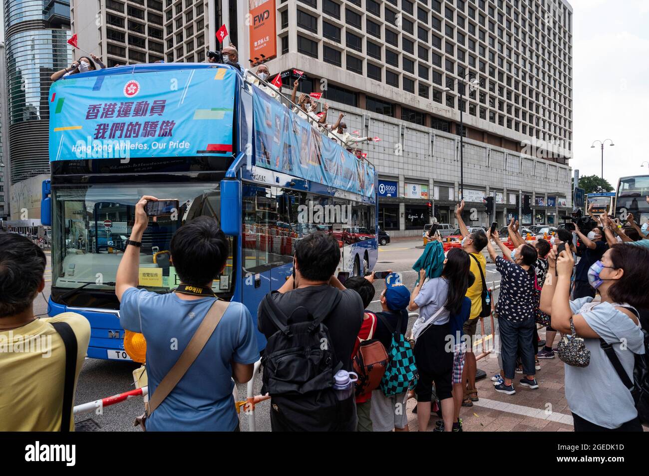 News olympics bus hi-res stock photography and images - Alamy