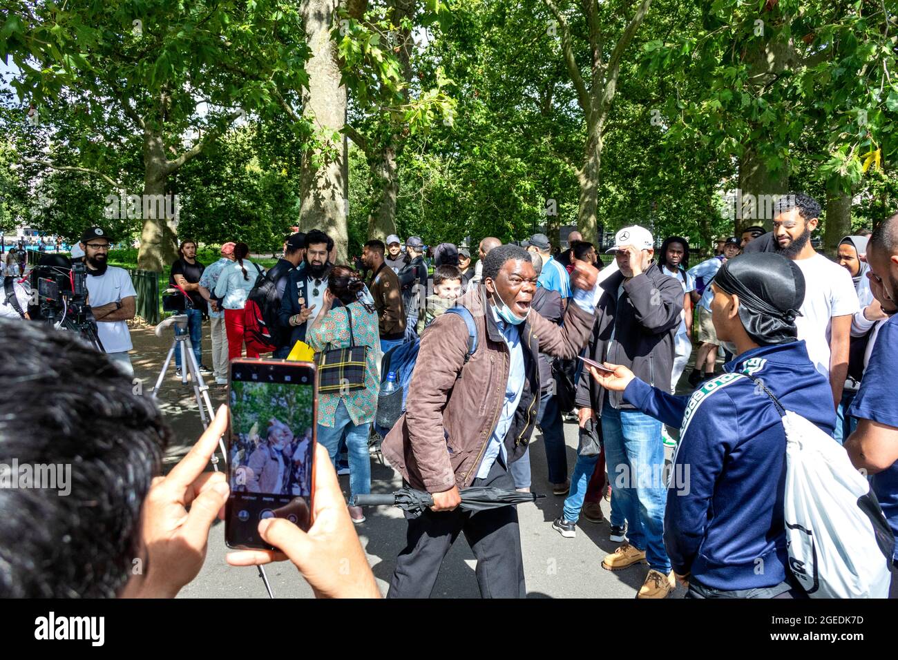 LONDON HYDE PARK SPEAKERS CORNER AGITATED SPEAKER AND CROWD LISTENING ...