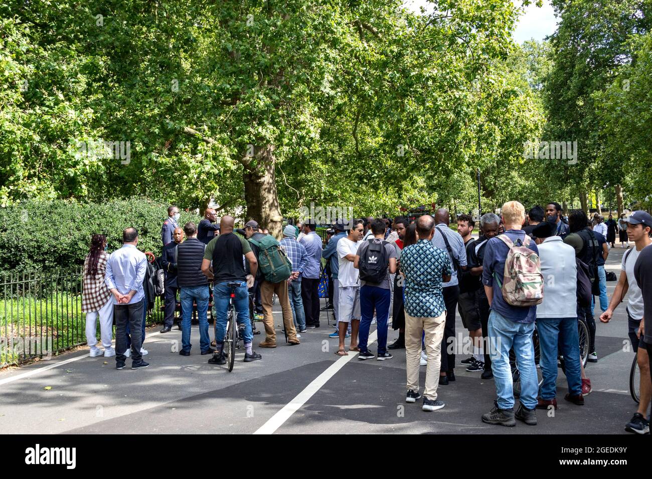 LONDON HYDE PARK SPEAKERS CORNER CROWD OF PEOPLE LISTENING TO A SPEAKER ...