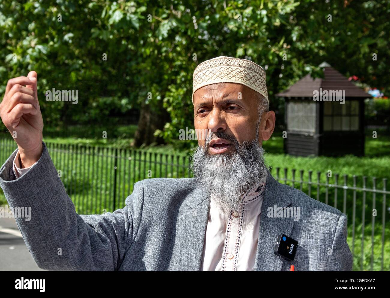 LONDON HYDE PARK SPEAKERS CORNER ISLAMIC OR MOSLEM SPEAKER Stock Photo - Alamy