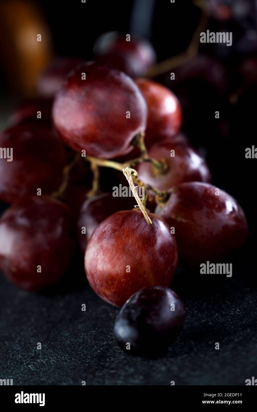 Red wine grape cluster hi-res stock photography and images - Alamy