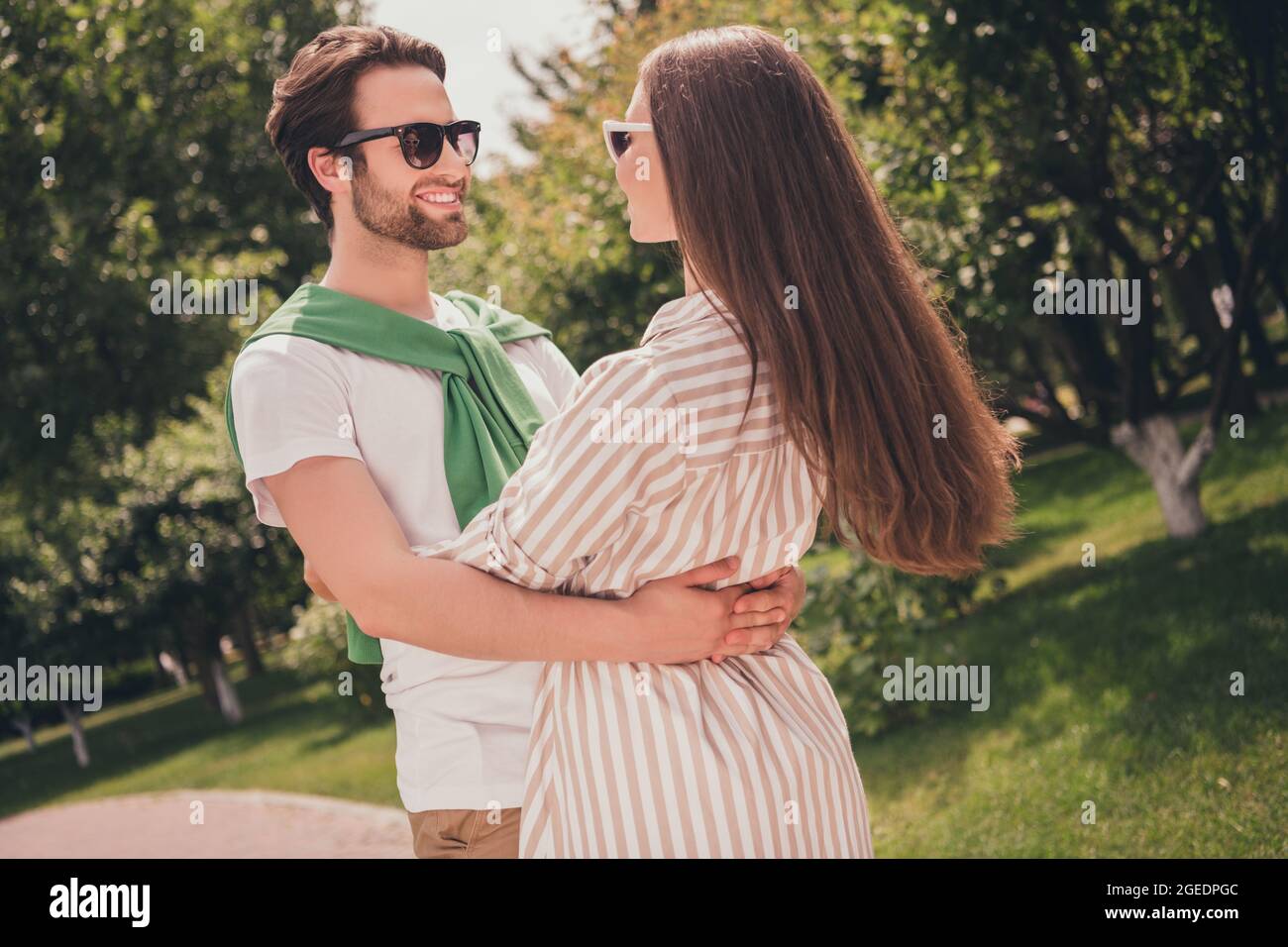 Photo portriat young couple smiling cuddling together spending time ...