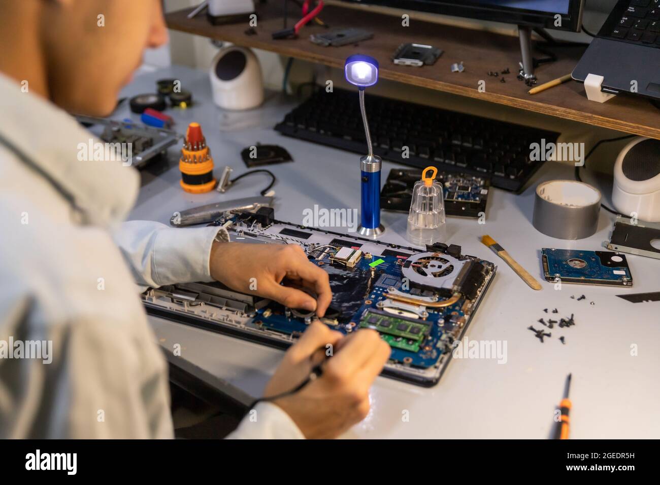 Computer repair technician repairing a laptop Stock Photo - Alamy
