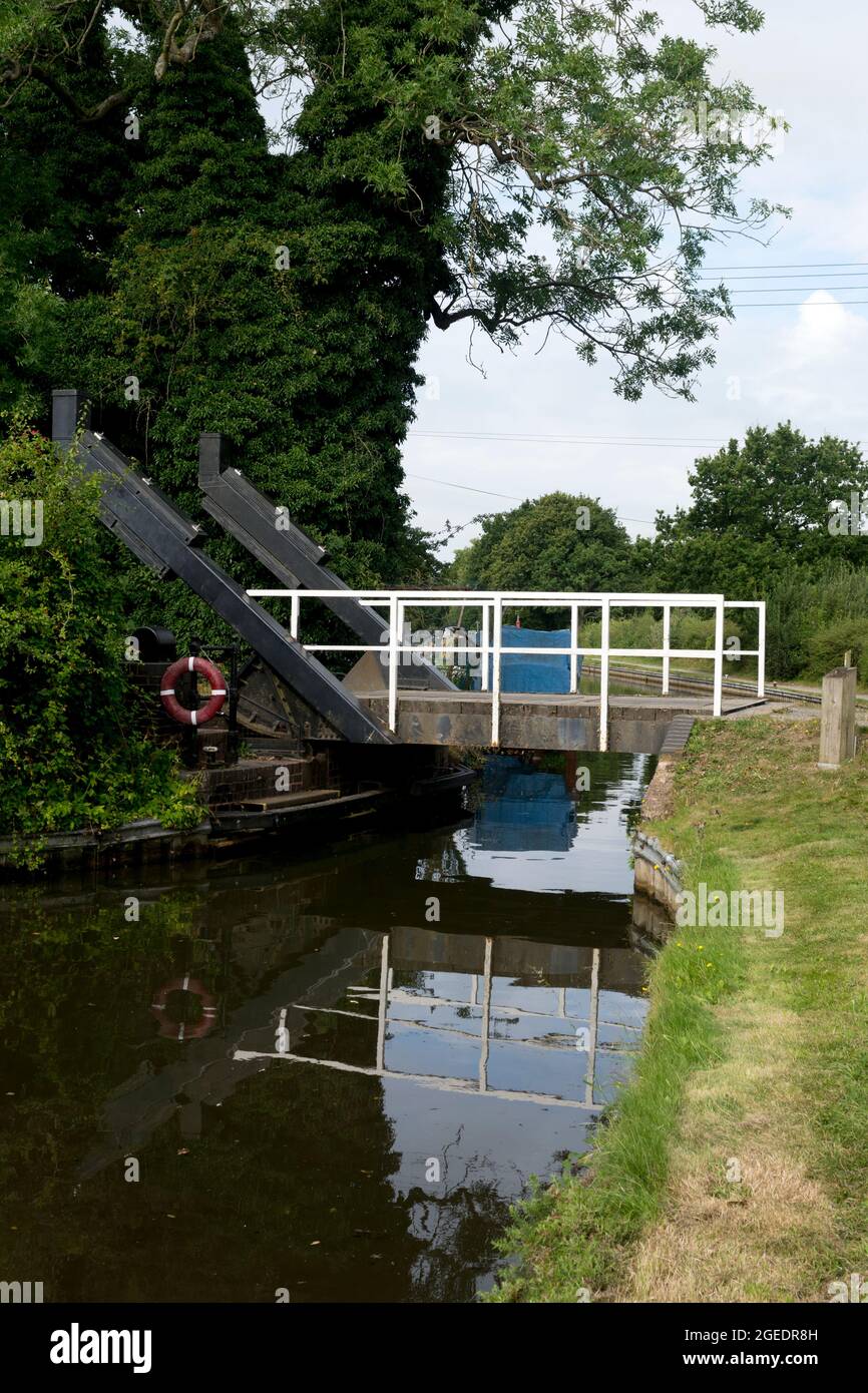 Lifting bridges hi-res stock photography and images - Alamy