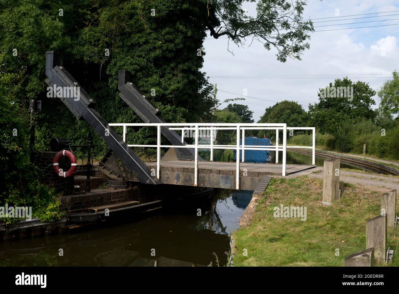 Drawbridge Farm lift bridge on the Stratford-upon-Avon Canal near ...