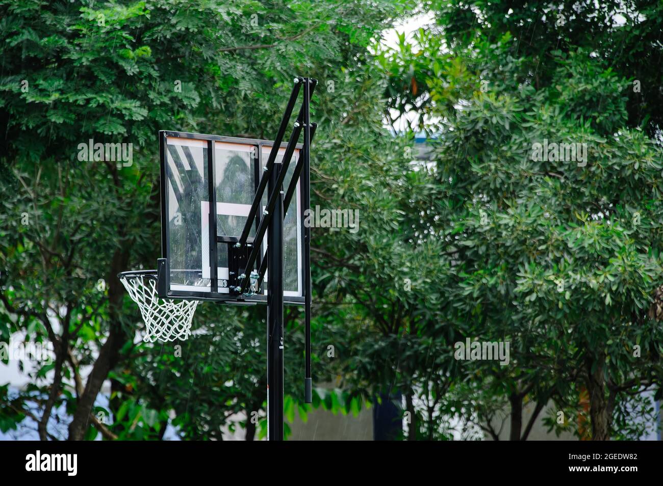 Outdoor basketball court wet with rain hi-res stock photography and ...