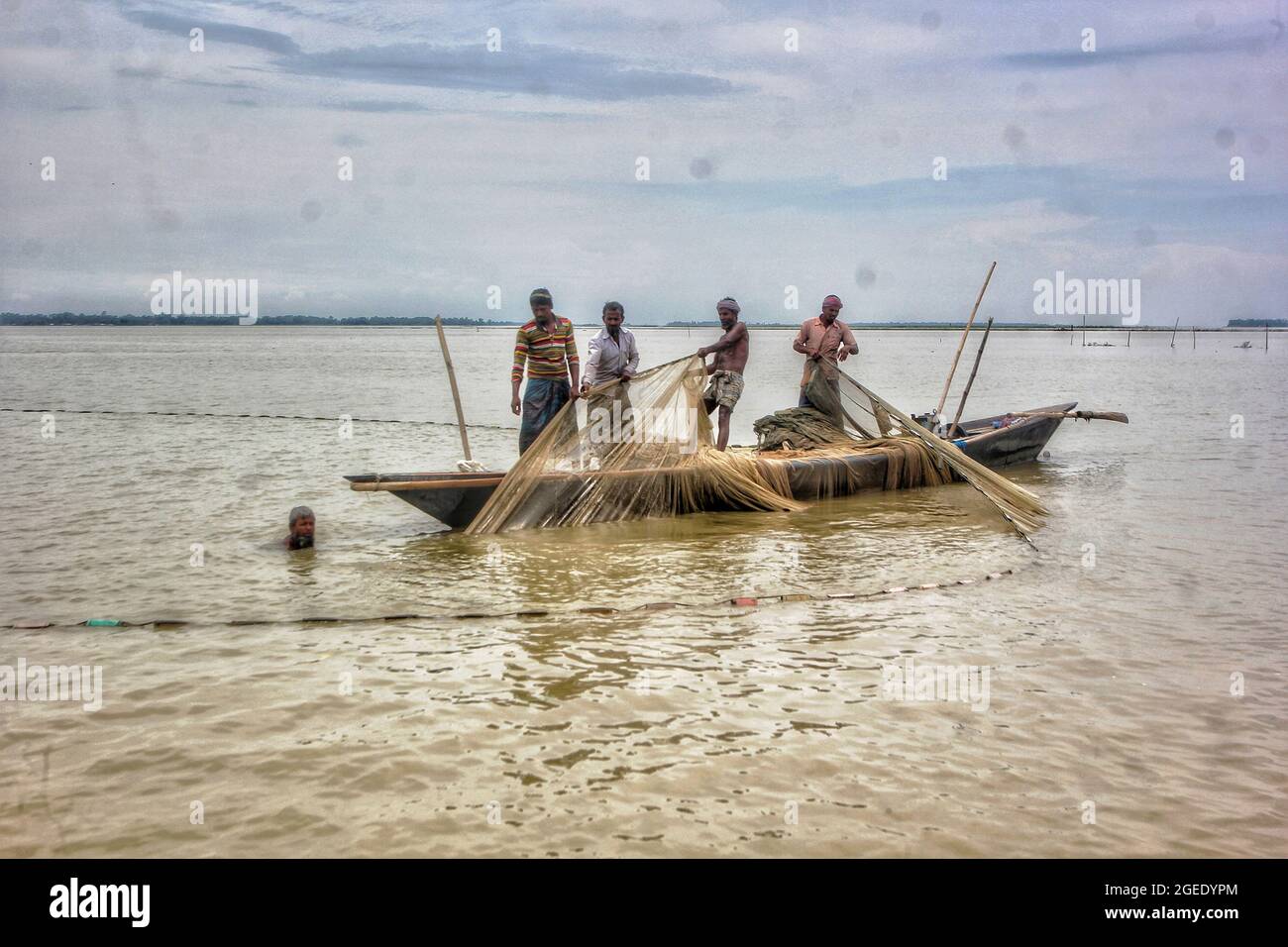 Non Exclusive: DHAKA CITY, BANGLADESH - AUGUST 19: The fishermen of the ...