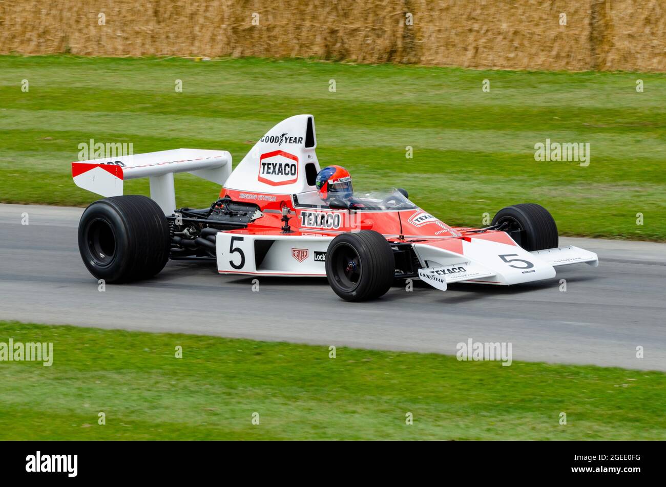 McLaren M23 F1, Grand Prix racing car driving up the hill climb track ...