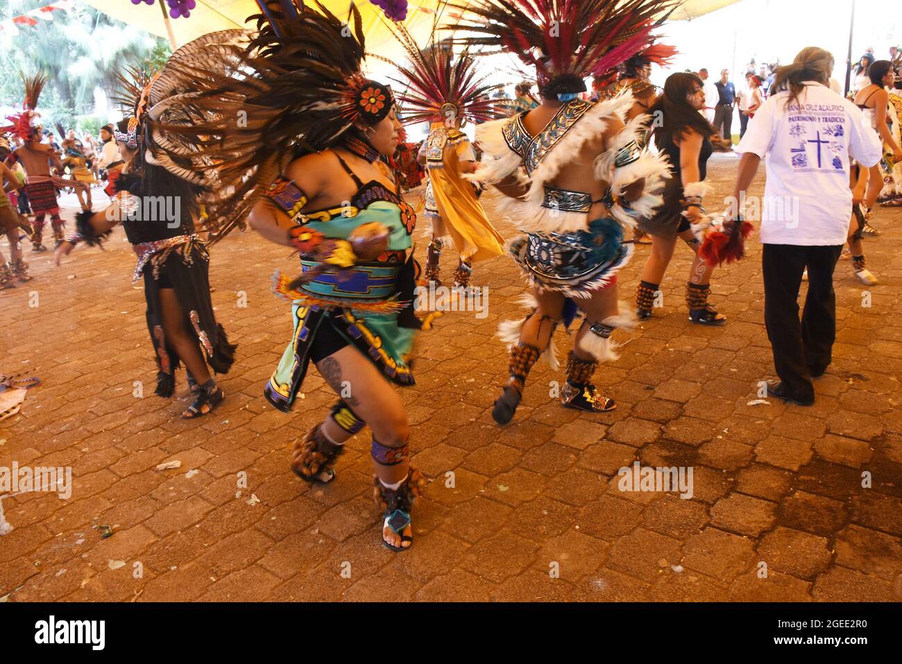 Aztec dancers performing a ceremonial dance Stock Photo - Alamy