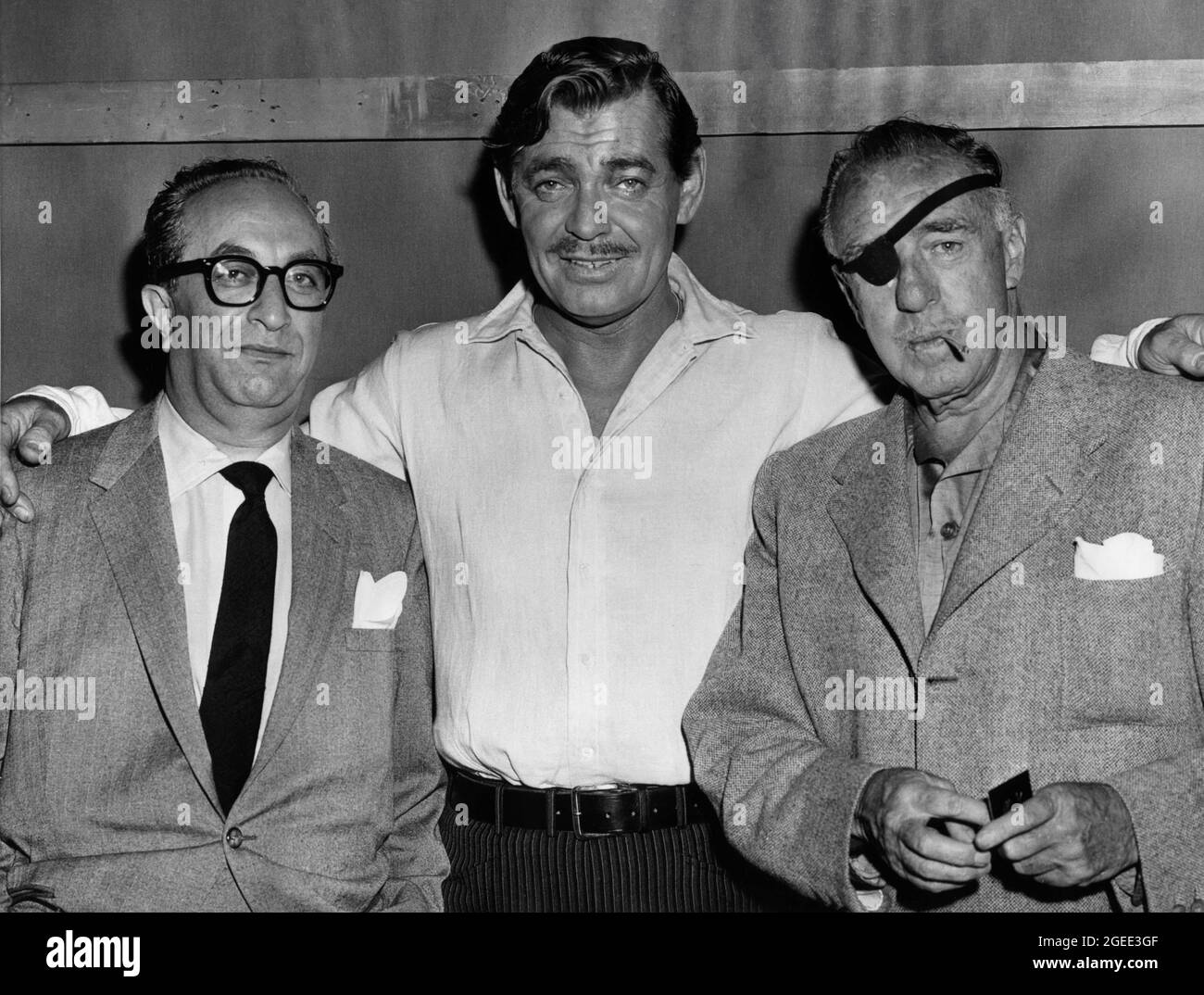 Set Visitor Producer BOB GOLDSTEIN with CLARK GABLE and RAOUL WALSH on ...