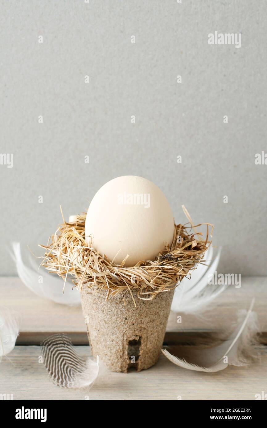 Simple easter decoration with egg and hay wreath. Festive time Stock ...