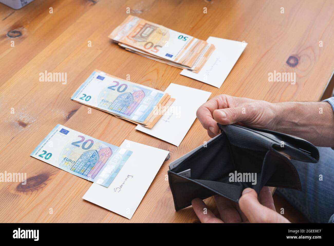 Empty wallet bills hi-res stock photography and images - Alamy