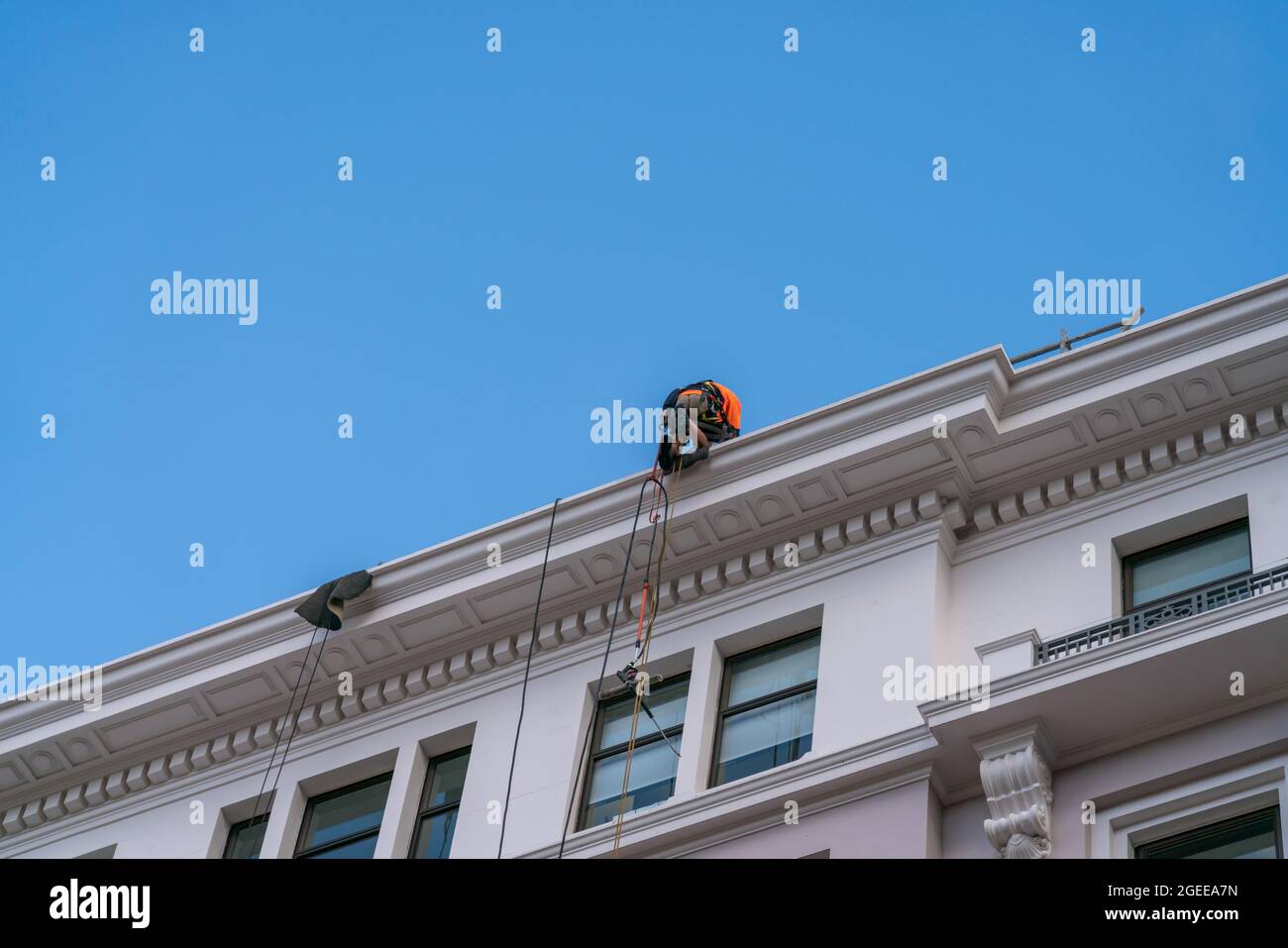 Worker working on roof edge hi-res stock photography and images - Alamy