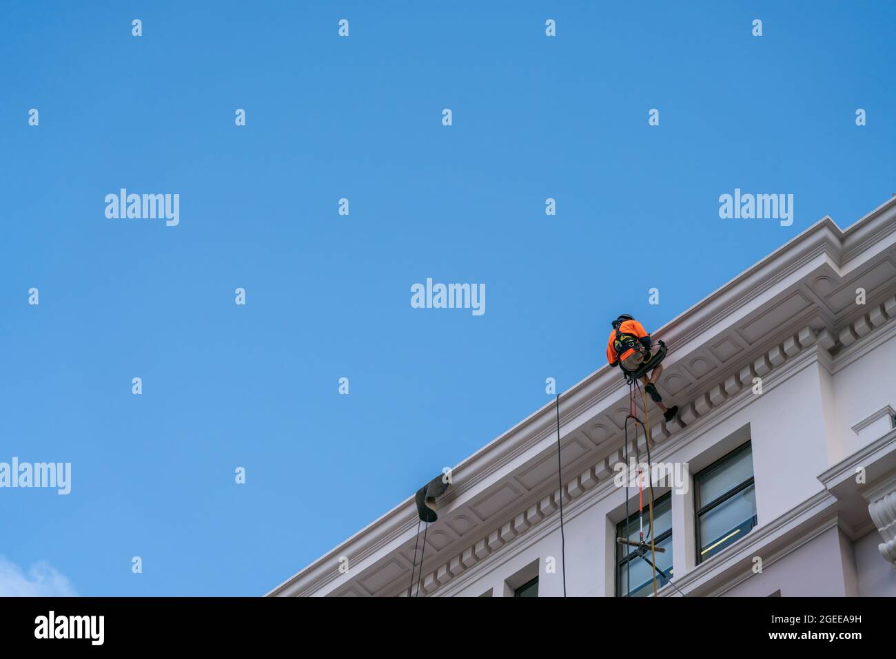 Worker working on roof edge hi-res stock photography and images - Alamy