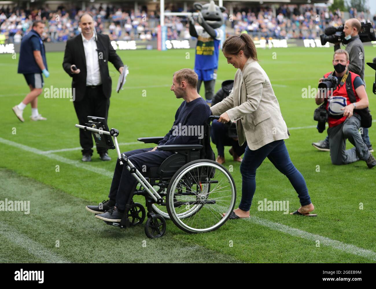 Guest of honour and former player Rob Burrow with his wife Lindsey ...