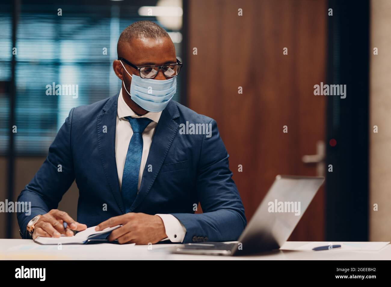 Contract sign mask hi-res stock photography and images - Alamy