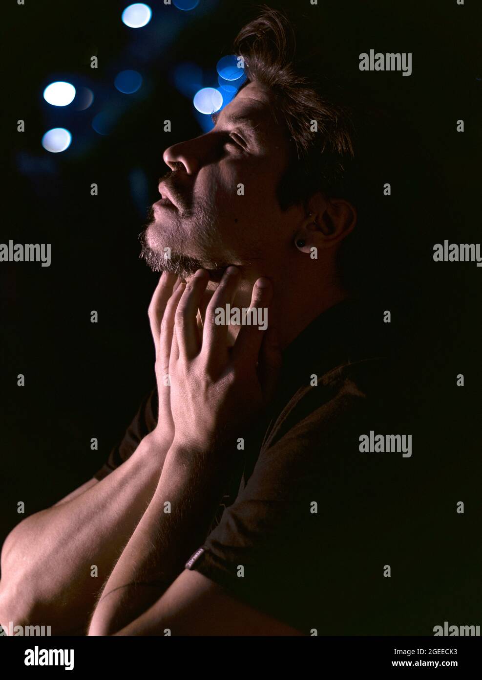 Brunette man in profile isolated grabbing her neck with fury in anger ...