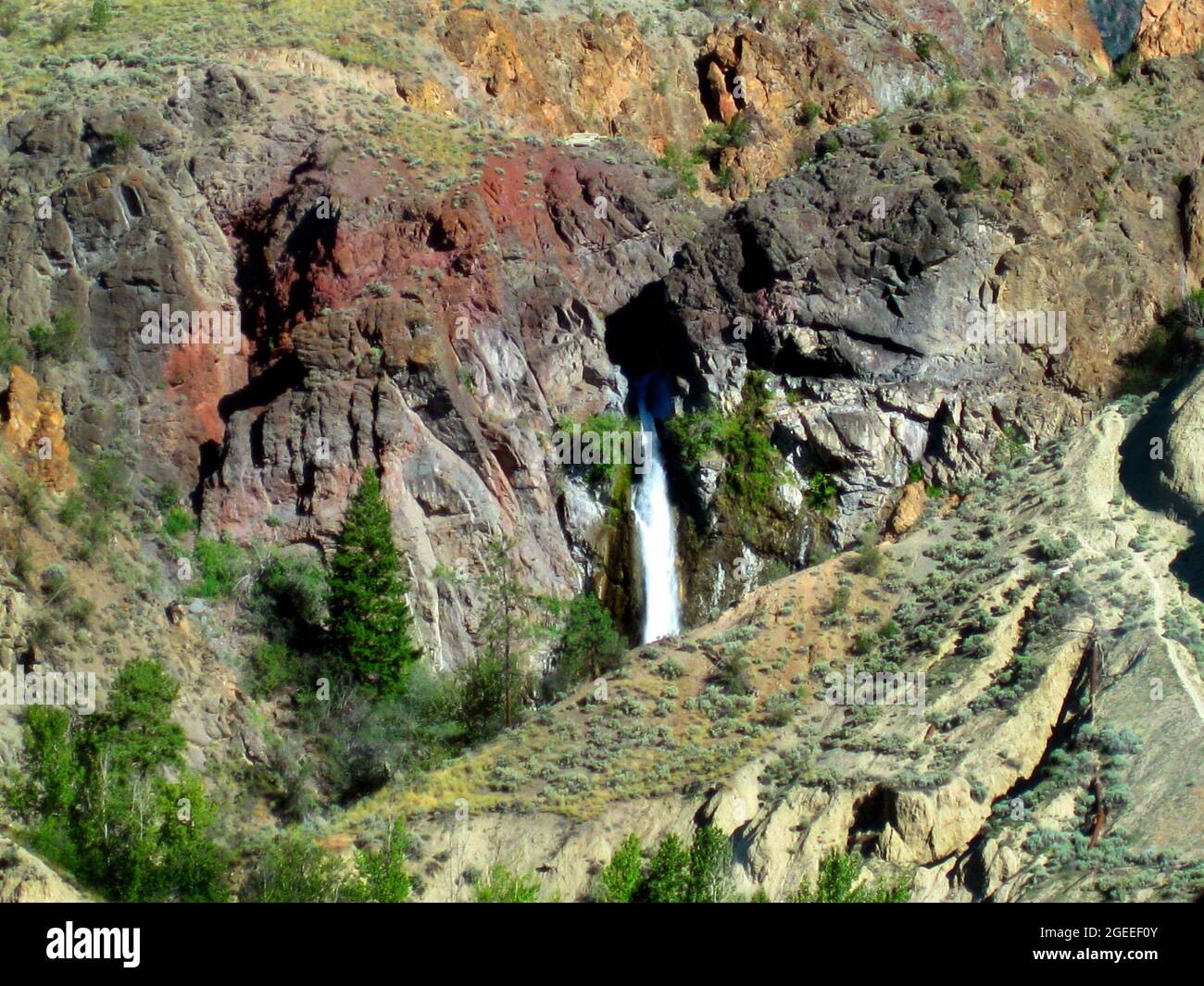 Cascading waterfall on rocky slope hi-res stock photography and images ...