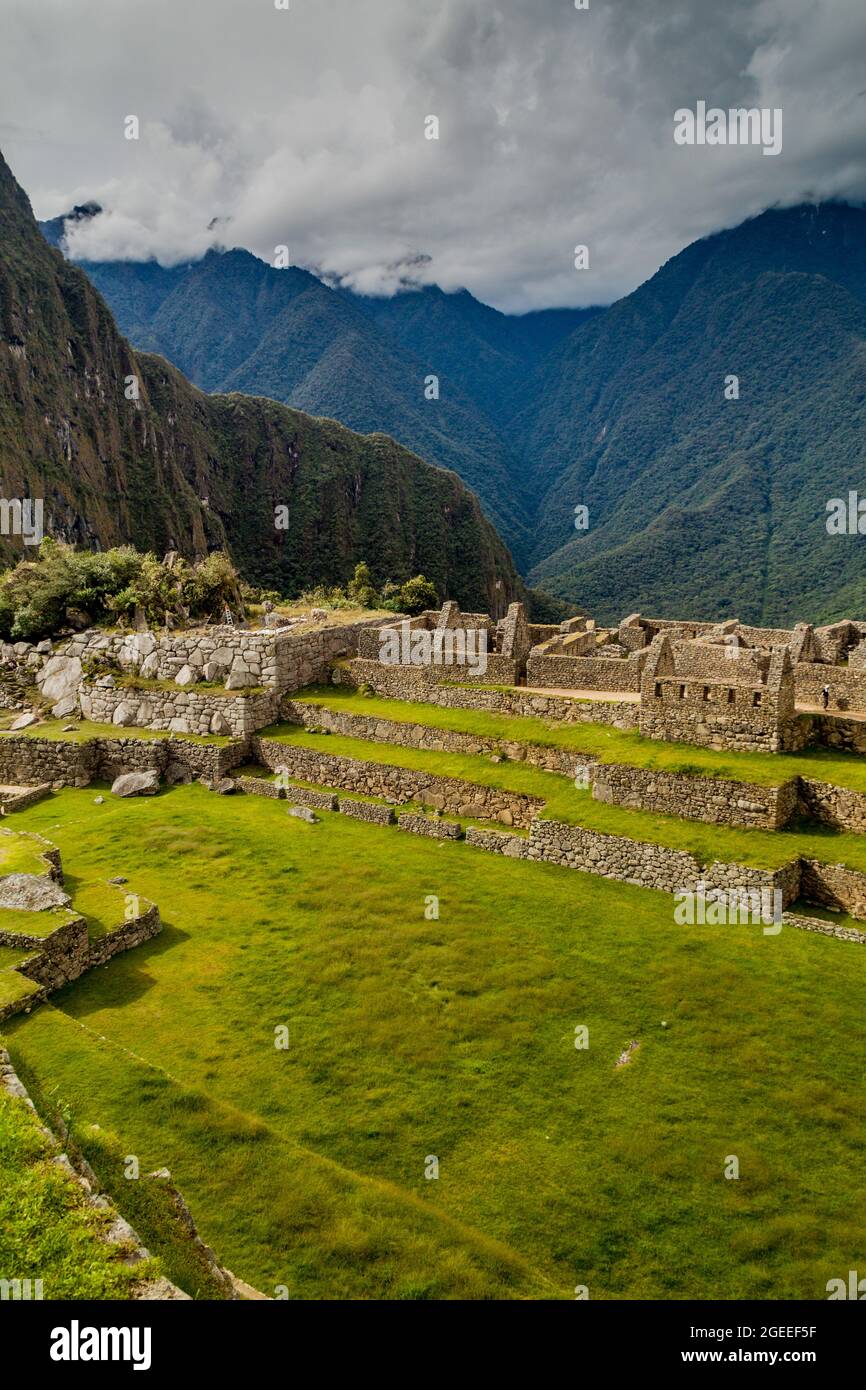 Main square and walls at Machu Picchu ruins, Peru Stock Photo - Alamy