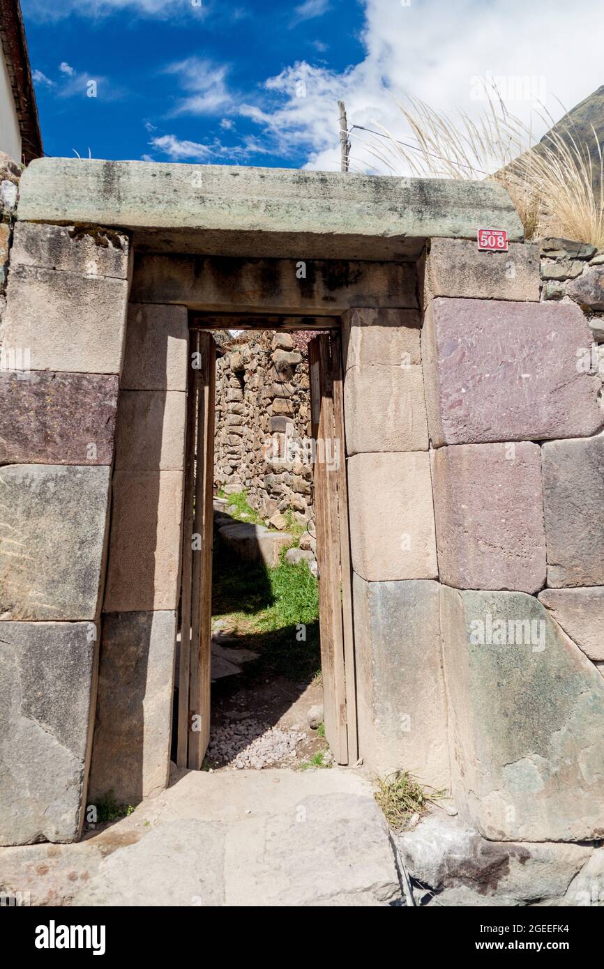 Ancient Inca style door of a house in Ollantaytambo village, Sacred ...