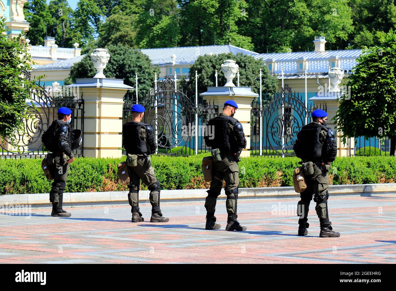Soldiers of the Ukrainian National Guard guard public order near the ...