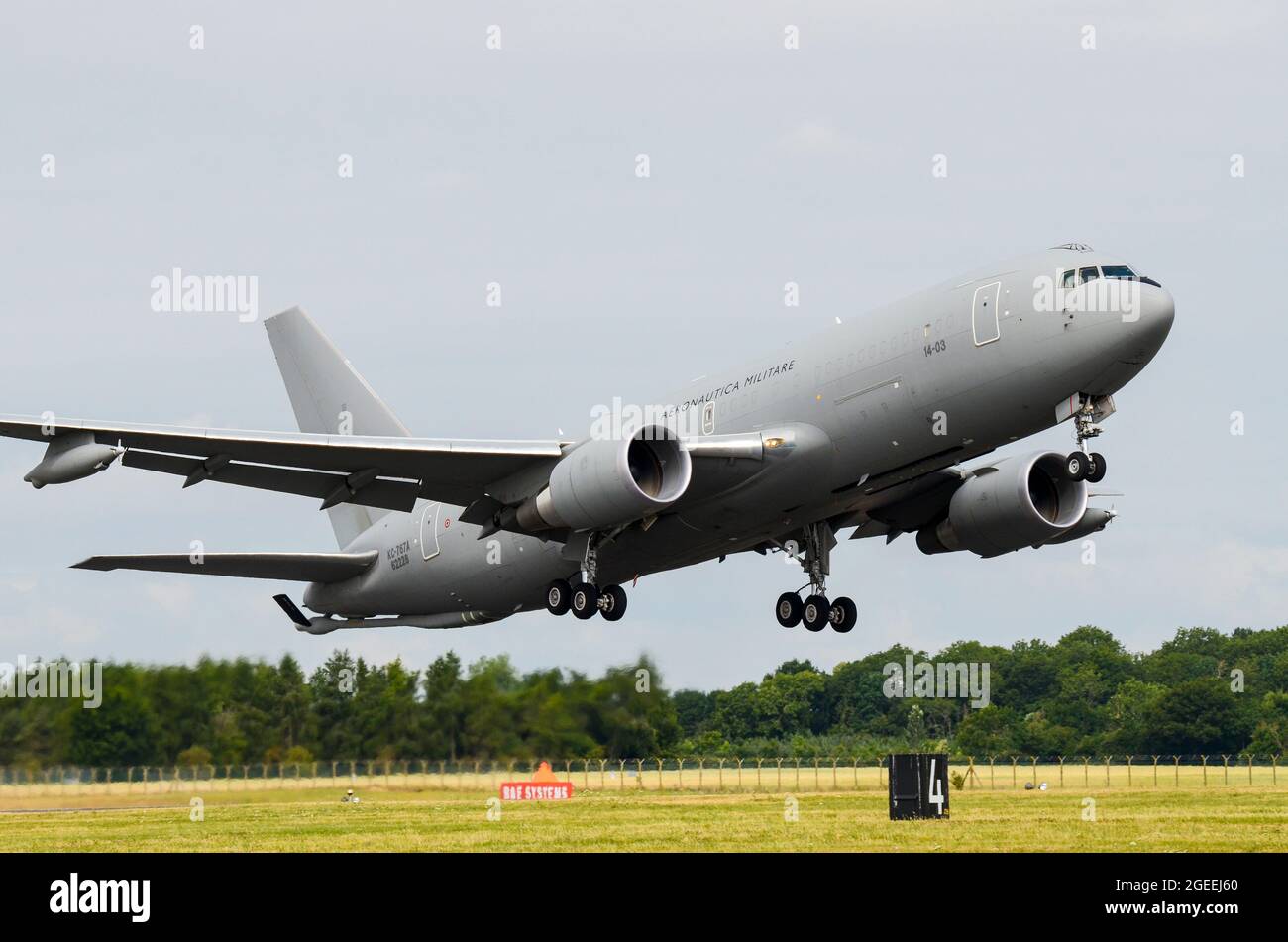 Boeing 767 conversion hi-res stock photography and images - Alamy