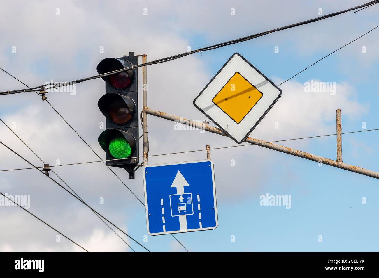 Street light with direction signs hi-res stock photography and images ...