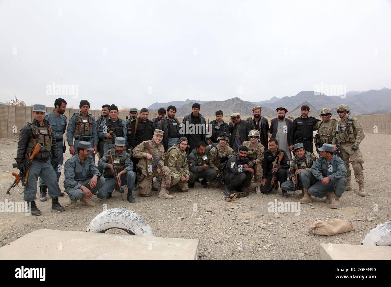 National army soldiers pose photo hi-res stock photography and images ...