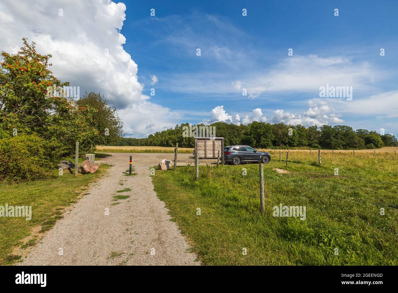 Vehicle countryside fence landscape hi-res stock photography and images ...