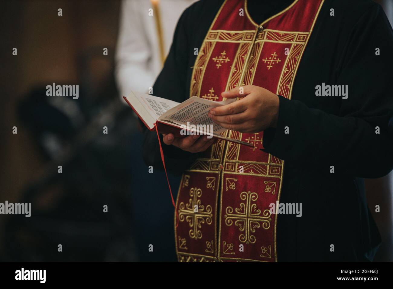 Bible praying hands holding cross hi-res stock photography and images ...