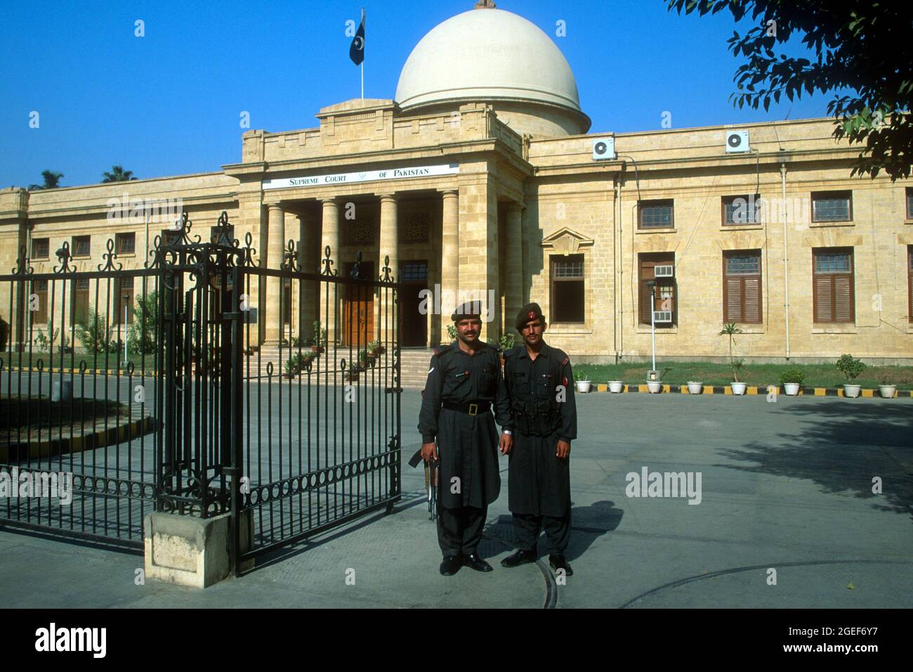 Supreme Court of Pakistan, Karachi, Sindh, photo 1984 Stock Photo - Alamy